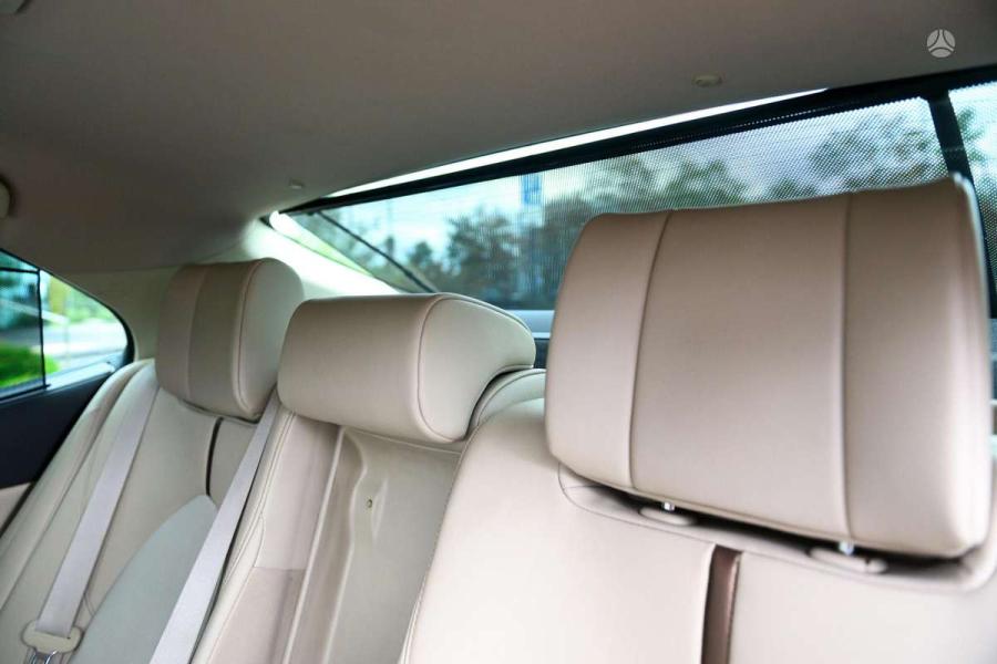 Grey Toyota Camry 2019 in Vilnius, with an engine capacity of 2.49 L and mileage of 134 thousand km for 21500 €, photo 23 on AUTOMOTO.COM.LV