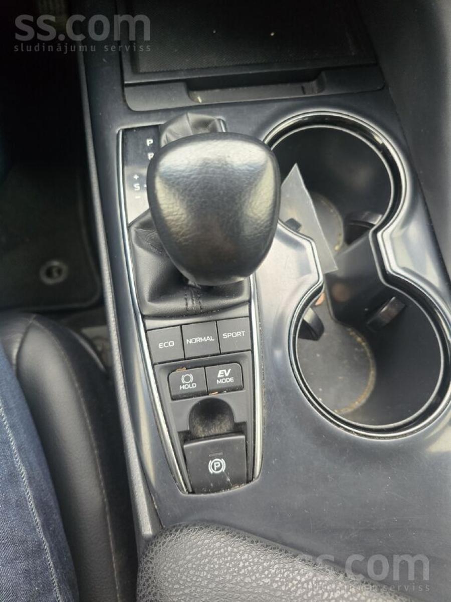 Grey Toyota Camry 2020 in Riga, with an engine capacity of 2.50 L and mileage of 101 thousand km for 17500 €, photo 18 on AUTOMOTO.COM.LV