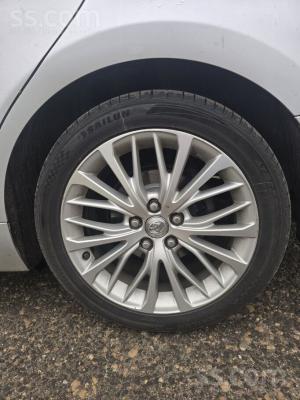 Grey Toyota Camry 2020 in Riga, with an engine capacity of 2.50 L and mileage of 101 thousand km for 17500 €, photo 19 on AUTOMOTO.COM.LV