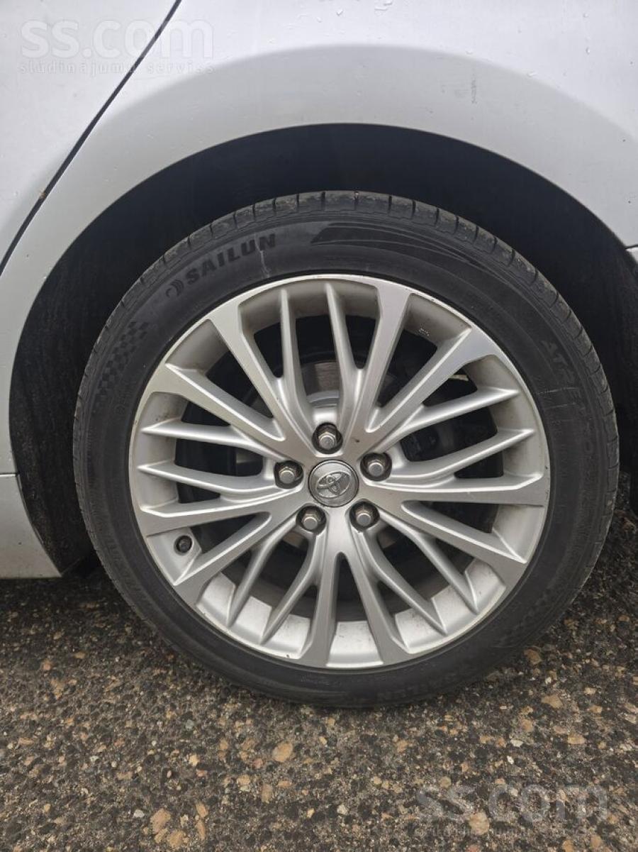 Grey Toyota Camry 2020 in Riga, with an engine capacity of 2.50 L and mileage of 101 thousand km for 17500 €, photo 19 on AUTOMOTO.COM.LV