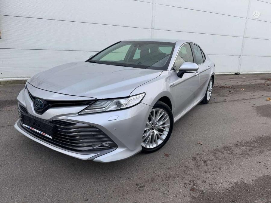 Grey Toyota Camry 2021 in Klaipeda, with an engine capacity of 2.49 L and mileage of 221 thousand km for 17182 €, photo 1 on AUTOMOTO.COM.LV
