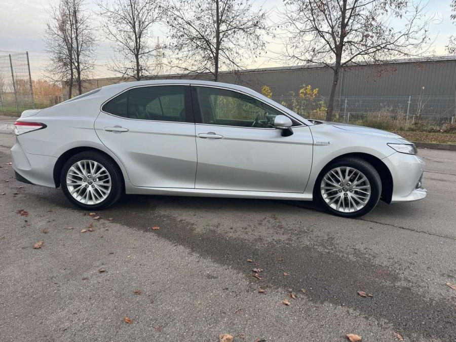 Grey Toyota Camry 2021 in Klaipeda, with an engine capacity of 2.49 L and mileage of 221 thousand km for 17182 €, photo 4 on AUTOMOTO.COM.LV