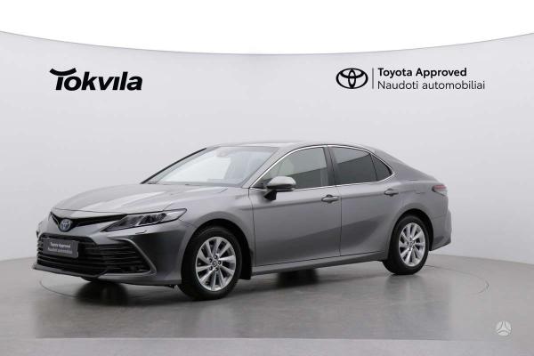 Grey Toyota Camry 2021 in Vilnius, with an engine capacity of 2.49 L and mileage of 141 thousand km for 23900 €, photo 1 on AUTOMOTO.COM.LV