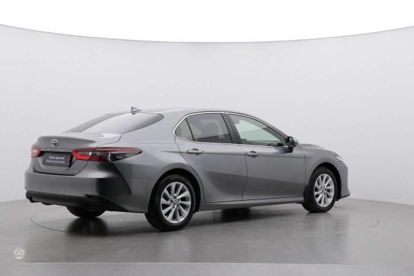 Grey Toyota Camry 2021 in Vilnius, with an engine capacity of 2.49 L and mileage of 141 thousand km for 23900 €, photo 3 on AUTOMOTO.COM.LV