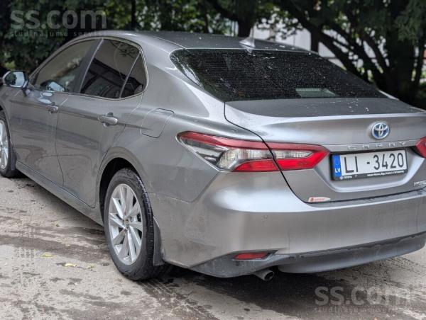 Grey Toyota Camry 2021 in Jelgava, with an engine capacity of 2.50 L and mileage of 142 thousand km for 19500 €, photo 2 on AUTOMOTO.COM.LV