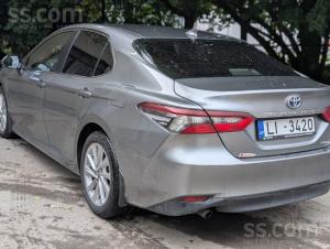 Pelēks Toyota Camry 2021 Jelgava, ar dzinēja tilpumu 2.50 L un nobraukumu 142 tūkst. km par 19500 €, foto 3 vietnē AUTOMOTO.COM.LV