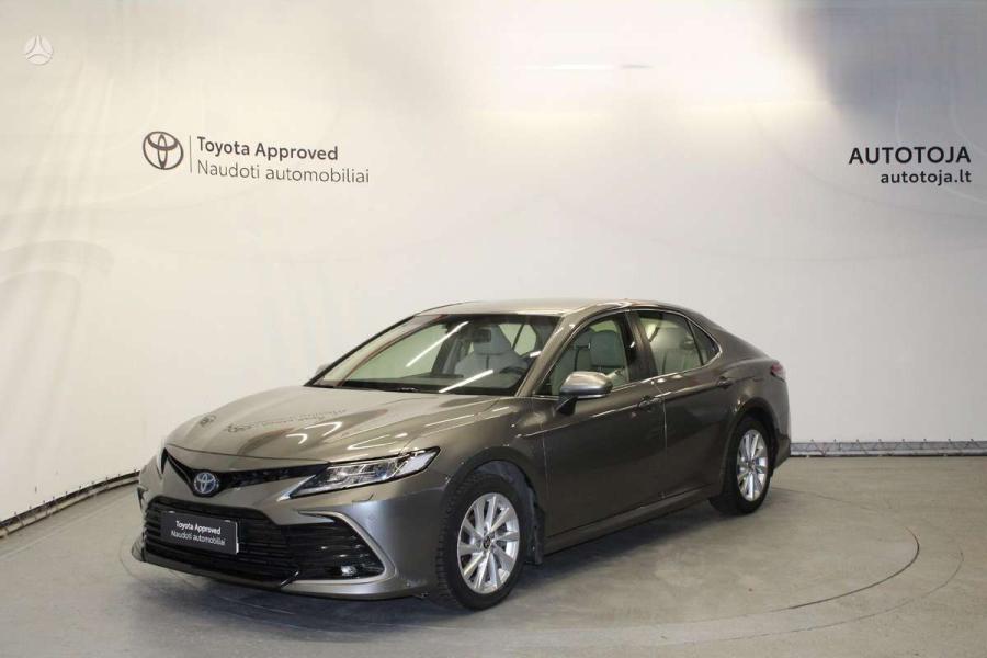 Grey Toyota Camry 2022 in Kaunas, with an engine capacity of 2.49 L and mileage of 146 thousand km for 22500 €, photo 1 on AUTOMOTO.COM.LV