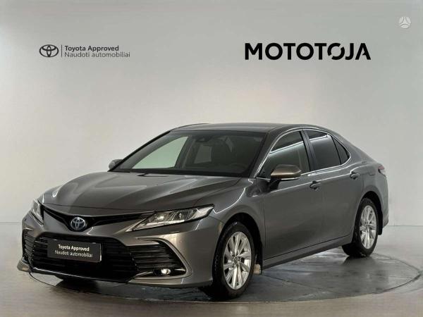 Grey Toyota Camry 2023 in Vilnius, with an engine capacity of 2.49 L and mileage of 52 thousand km for 26900 €, photo 1 on AUTOMOTO.COM.LV