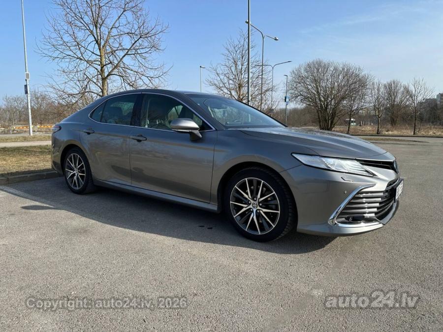 Pelēks Toyota Camry 2023 Tallina, ar dzinēja tilpumu 2.50 L un nobraukumu 55 tūkst. km par 31500 €, foto 2 vietnē AUTOMOTO.COM.LV