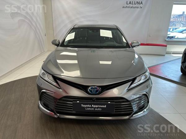 Серый Тойота Камри 2023 в Екабпилс, объемом двигателя 2.50 л и пробегом 62 тыс. км за 34400 €, фото 2 на AUTOMOTO.COM.LV