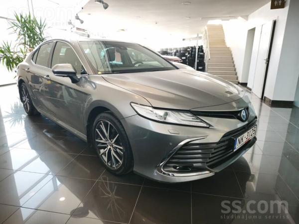 Grey Toyota Camry 2023 in Riga, with an engine capacity of 2.50 L and mileage of 62 thousand km for 34900 €, photo 1 on AUTOMOTO.COM.LV