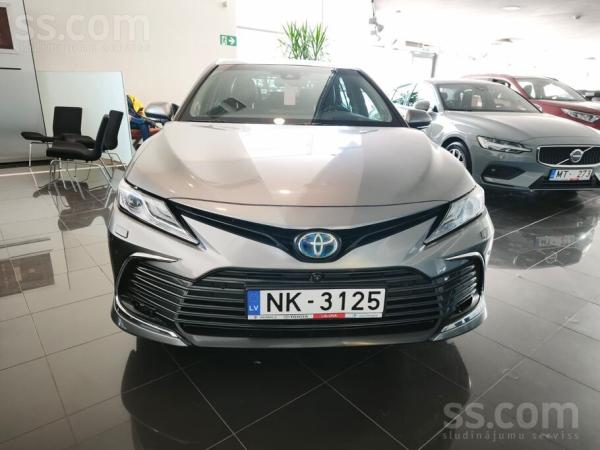 Grey Toyota Camry 2023 in Riga, with an engine capacity of 2.50 L and mileage of 62 thousand km for 34900 €, photo 2 on AUTOMOTO.COM.LV