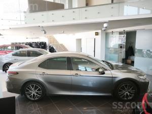 Grey Toyota Camry 2023 in Riga, with an engine capacity of 2.50 L and mileage of 62 thousand km for 34900 €, photo 4 on AUTOMOTO.COM.LV