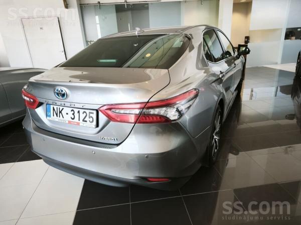 Grey Toyota Camry 2023 in Riga, with an engine capacity of 2.50 L and mileage of 62 thousand km for 34900 €, photo 4 on AUTOMOTO.COM.LV