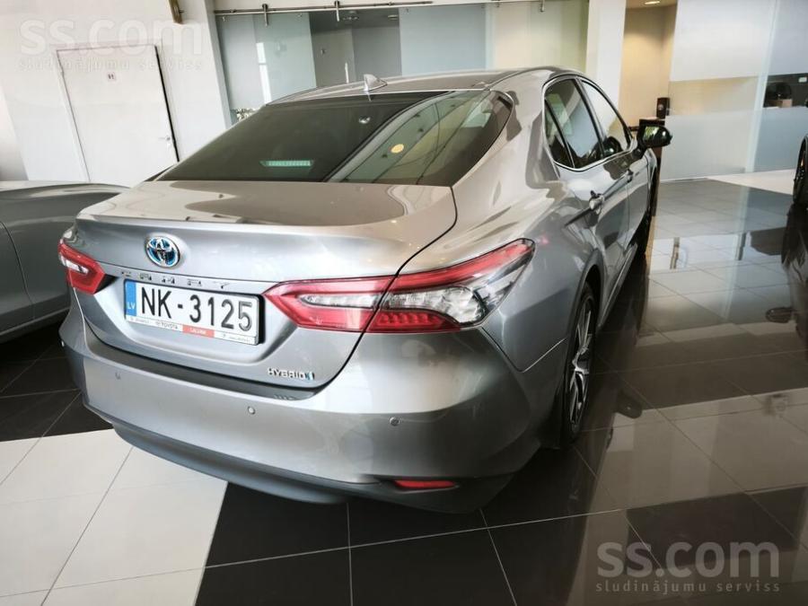 Grey Toyota Camry 2023 in Riga, with an engine capacity of 2.50 L and mileage of 62 thousand km for 34900 €, photo 5 on AUTOMOTO.COM.LV