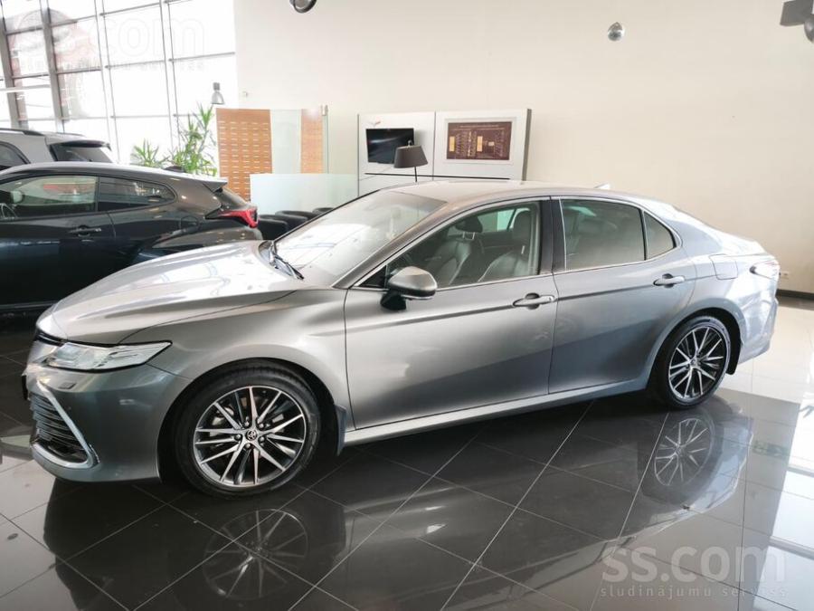 Grey Toyota Camry 2023 in Riga, with an engine capacity of 2.50 L and mileage of 62 thousand km for 34900 €, photo 6 on AUTOMOTO.COM.LV