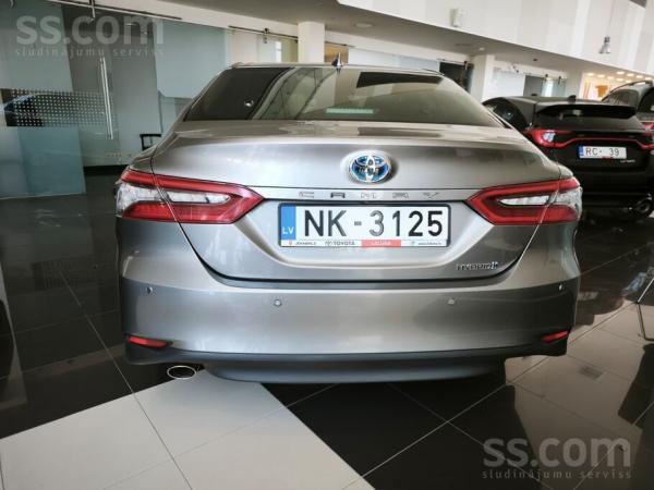 Grey Toyota Camry 2023 in Riga, with an engine capacity of 2.50 L and mileage of 62 thousand km for 34900 €, photo 7 on AUTOMOTO.COM.LV