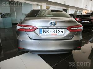 Grey Toyota Camry 2023 in Riga, with an engine capacity of 2.50 L and mileage of 62 thousand km for 34900 €, photo 8 on AUTOMOTO.COM.LV