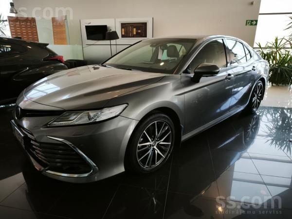 Grey Toyota Camry 2023 in Riga, with an engine capacity of 2.50 L and mileage of 62 thousand km for 34900 €, photo 8 on AUTOMOTO.COM.LV