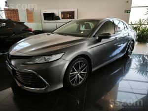Grey Toyota Camry 2023 in Riga, with an engine capacity of 2.50 L and mileage of 62 thousand km for 34900 €, photo 9 on AUTOMOTO.COM.LV