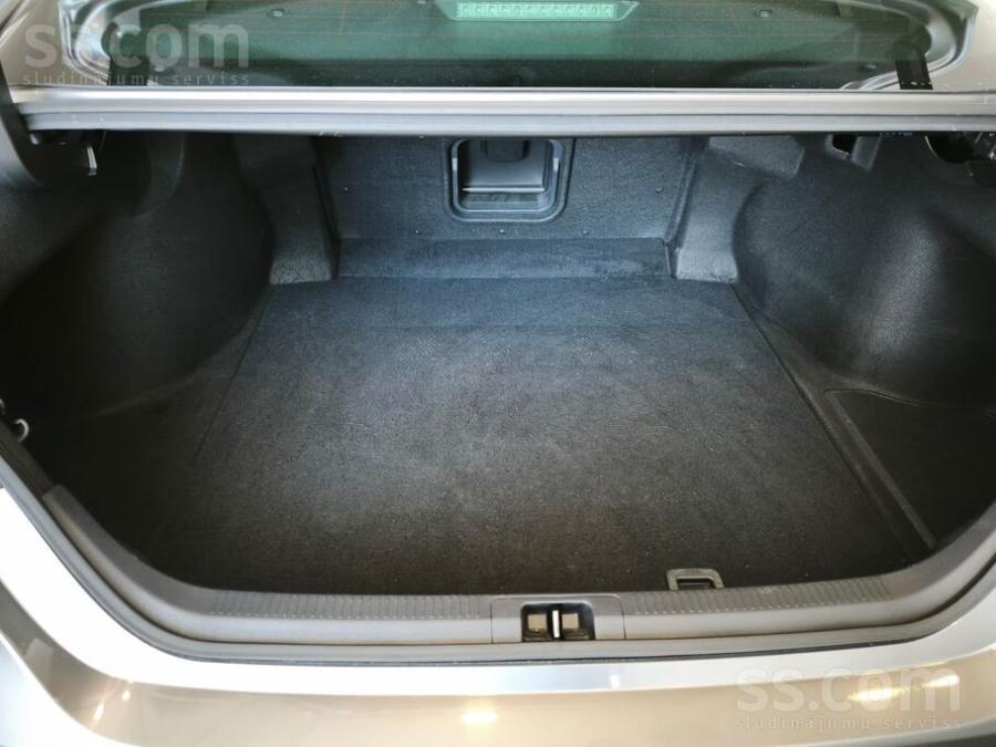 Grey Toyota Camry 2023 in Riga, with an engine capacity of 2.50 L and mileage of 62 thousand km for 34900 €, photo 10 on AUTOMOTO.COM.LV