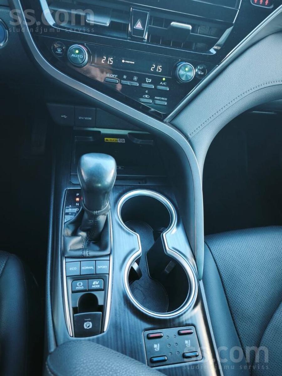 Grey Toyota Camry 2023 in Riga, with an engine capacity of 2.50 L and mileage of 62 thousand km for 34900 €, photo 23 on AUTOMOTO.COM.LV