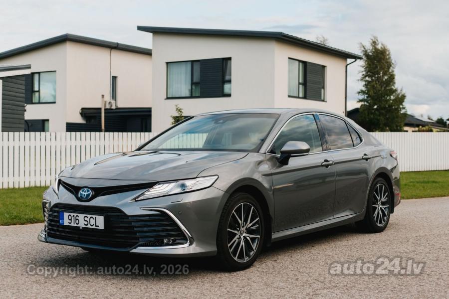Grey Toyota Camry 2023 in Tallinn, with an engine capacity of 2.50 L and mileage of 43 thousand km for 34900 €, photo 3 on AUTOMOTO.COM.LV
