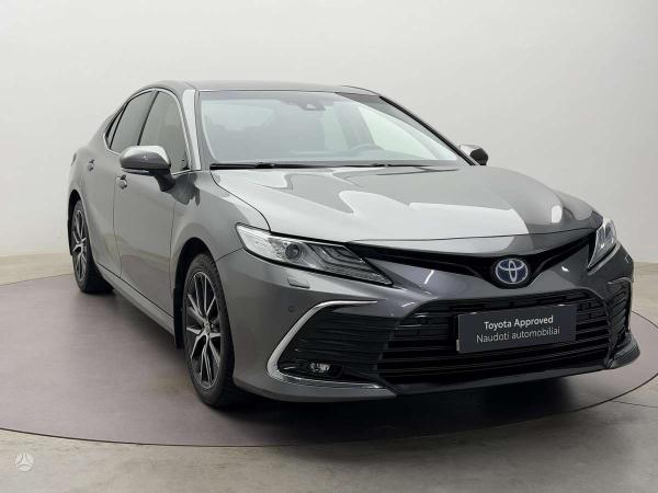 Grey Toyota Camry 2024 in Panevezys, with an engine capacity of 2.49 L and mileage of 60 thousand km for 29990 €, photo 3 on AUTOMOTO.COM.LV