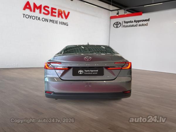 Pelēks Toyota Camry 2026 Pērnava, ar dzinēja tilpumu 2.50 L un nobraukumu 13 tūkst. km par 40500 €, foto 4 vietnē AUTOMOTO.COM.LV