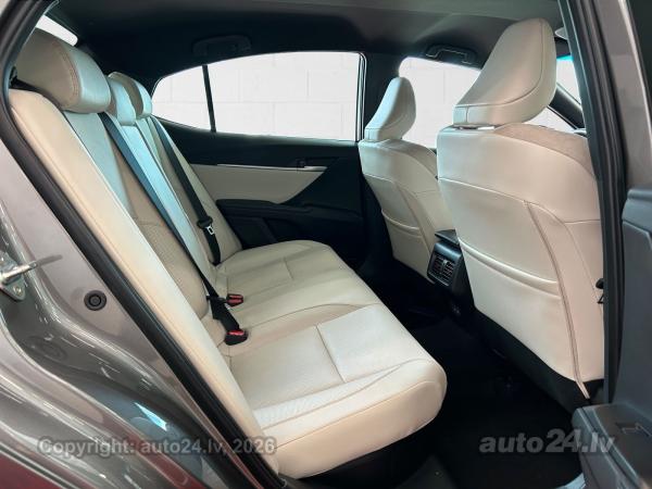 Pelēks Toyota Camry 2026 Pērnava, ar dzinēja tilpumu 2.50 L un nobraukumu 13 tūkst. km par 40500 €, foto 7 vietnē AUTOMOTO.COM.LV