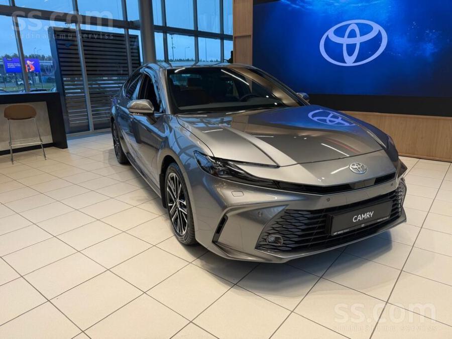 Pelēks Toyota Camry 2026 Rīga, ar dzinēja tilpumu 2.50 L un nobraukumu 0 tūkst. km par 41700 €, foto 1 vietnē AUTOMOTO.COM.LV