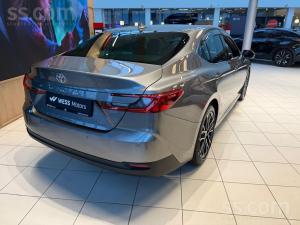 Pelēks Toyota Camry 2026 Rīga, ar dzinēja tilpumu 2.50 L un nobraukumu 0 tūkst. km par 41700 €, foto 3 vietnē AUTOMOTO.COM.LV
