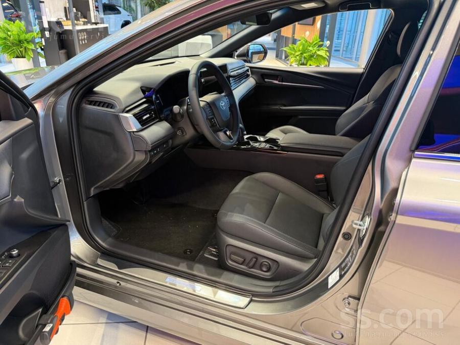 Pelēks Toyota Camry 2026 Rīga, ar dzinēja tilpumu 2.50 L un nobraukumu 0 tūkst. km par 41700 €, foto 5 vietnē AUTOMOTO.COM.LV