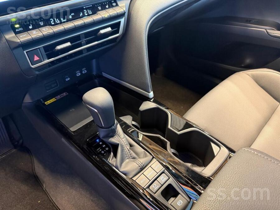 Pelēks Toyota Camry 2026 Rīga, ar dzinēja tilpumu 2.50 L un nobraukumu 0 tūkst. km par 41700 €, foto 12 vietnē AUTOMOTO.COM.LV