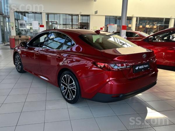 Sarkans Toyota Camry 2026 Rīga, ar dzinēja tilpumu 2.50 L un nobraukumu 10 tūkst. km par 47990 €, foto 2 vietnē AUTOMOTO.COM.LV