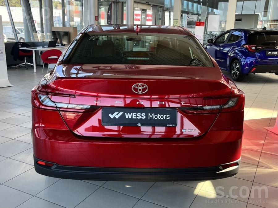 Sarkans Toyota Camry 2026 Rīga, ar dzinēja tilpumu 2.50 L un nobraukumu 10 tūkst. km par 47990 €, foto 4 vietnē AUTOMOTO.COM.LV