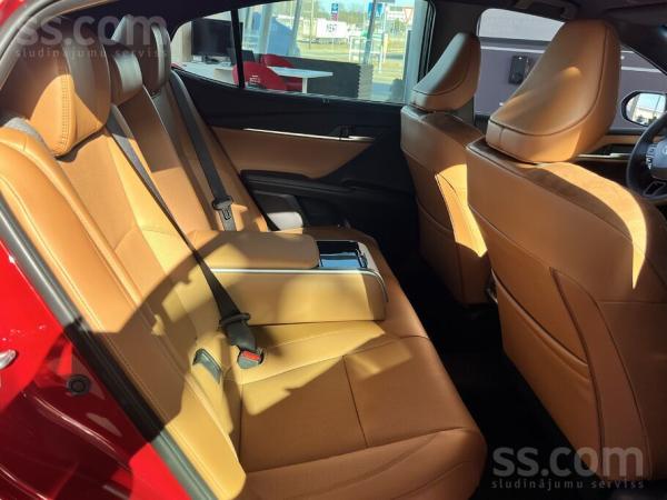 Sarkans Toyota Camry 2026 Rīga, ar dzinēja tilpumu 2.50 L un nobraukumu 10 tūkst. km par 47990 €, foto 6 vietnē AUTOMOTO.COM.LV