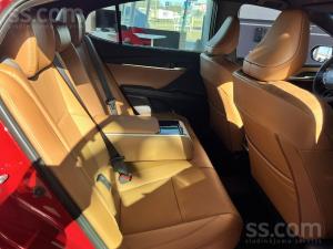 Sarkans Toyota Camry 2026 Rīga, ar dzinēja tilpumu 2.50 L un nobraukumu 10 tūkst. km par 47990 €, foto 7 vietnē AUTOMOTO.COM.LV