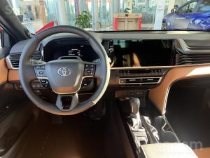 Sarkans Toyota Camry 2026 Rīga, ar dzinēja tilpumu 2.50 L un nobraukumu 10 tūkst. km par 47990 €, foto 8 vietnē AUTOMOTO.COM.LV