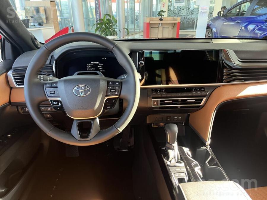 Sarkans Toyota Camry 2026 Rīga, ar dzinēja tilpumu 2.50 L un nobraukumu 10 tūkst. km par 47990 €, foto 8 vietnē AUTOMOTO.COM.LV