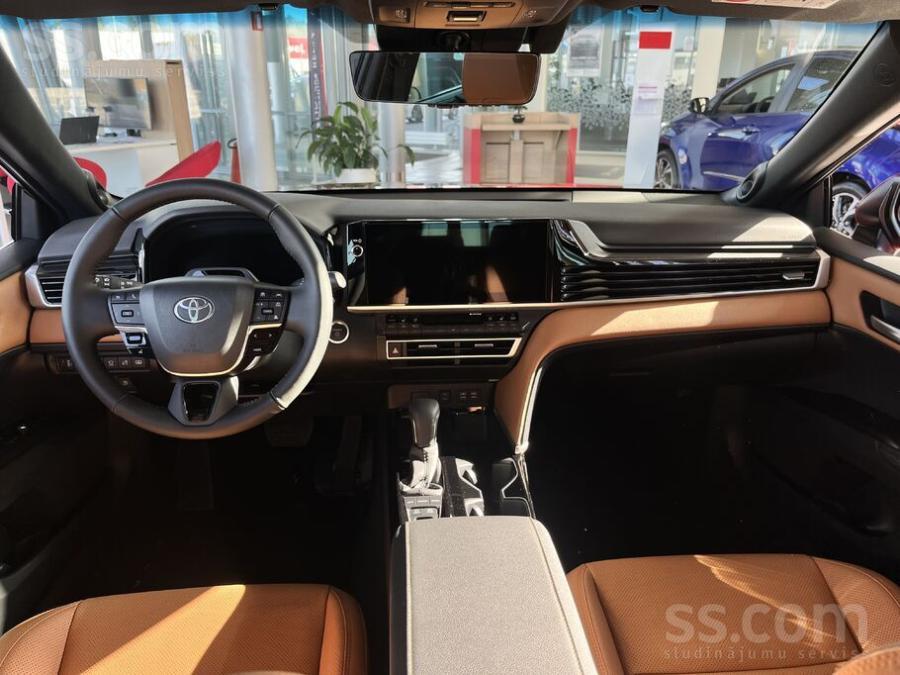 Sarkans Toyota Camry 2026 Rīga, ar dzinēja tilpumu 2.50 L un nobraukumu 10 tūkst. km par 47990 €, foto 9 vietnē AUTOMOTO.COM.LV
