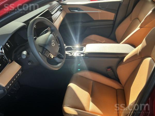 Sarkans Toyota Camry 2026 Rīga, ar dzinēja tilpumu 2.50 L un nobraukumu 10 tūkst. km par 47990 €, foto 9 vietnē AUTOMOTO.COM.LV