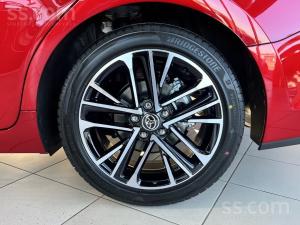 Sarkans Toyota Camry 2026 Rīga, ar dzinēja tilpumu 2.50 L un nobraukumu 10 tūkst. km par 47990 €, foto 24 vietnē AUTOMOTO.COM.LV