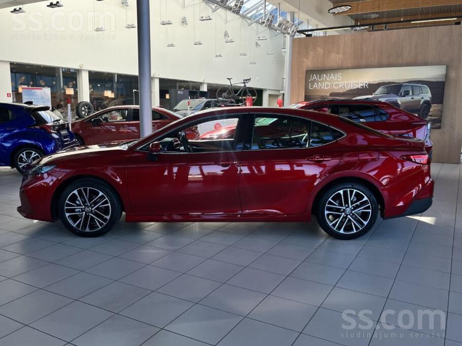 Sarkans Toyota Camry 2026 Rīga, ar dzinēja tilpumu 2.50 L un nobraukumu 10 tūkst. km par 47990 €, foto 27 vietnē AUTOMOTO.COM.LV