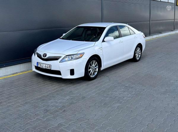 White Toyota Camry 2009 in Vilnius, with an engine capacity of 2.36 L and mileage of 262 thousand km for 4500 €, photo 1 on AUTOMOTO.COM.LV