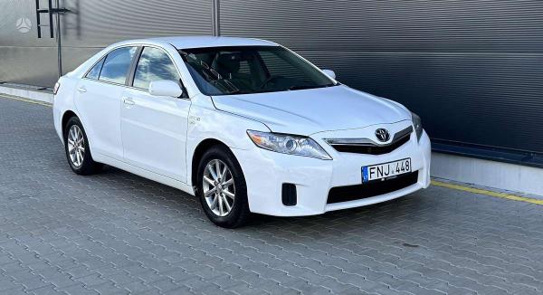 White Toyota Camry 2009 in Vilnius, with an engine capacity of 2.36 L and mileage of 262 thousand km for 4500 €, photo 3 on AUTOMOTO.COM.LV