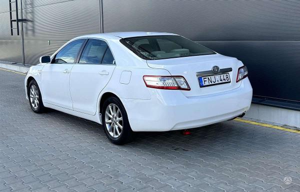 White Toyota Camry 2009 in Vilnius, with an engine capacity of 2.36 L and mileage of 262 thousand km for 4500 €, photo 6 on AUTOMOTO.COM.LV