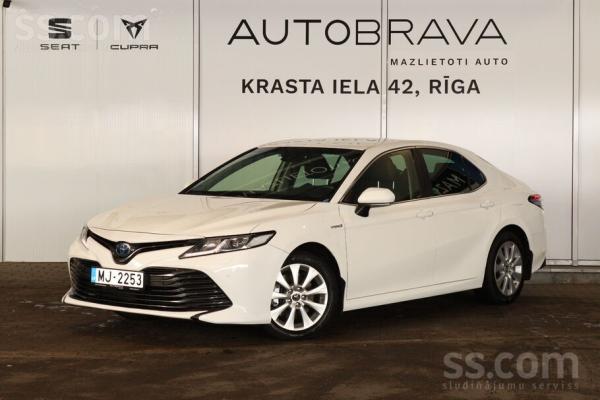White Toyota Camry 2019 in Riga, with an engine capacity of 2.50 L and mileage of 59 thousand km for 21500 €, photo 1 on AUTOMOTO.COM.LV