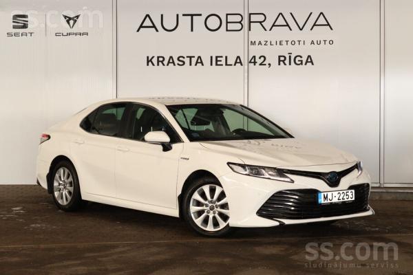 White Toyota Camry 2019 in Riga, with an engine capacity of 2.50 L and mileage of 59 thousand km for 21500 €, photo 3 on AUTOMOTO.COM.LV