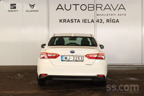 White Toyota Camry 2019 in Riga, with an engine capacity of 2.50 L and mileage of 59 thousand km for 21500 €, photo 7 on AUTOMOTO.COM.LV